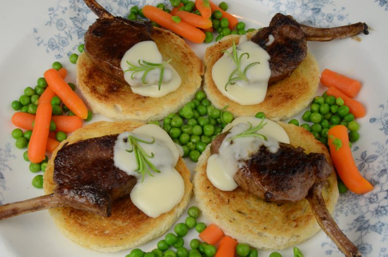 Lamskotelet met soubisesaus – Janny de Moor